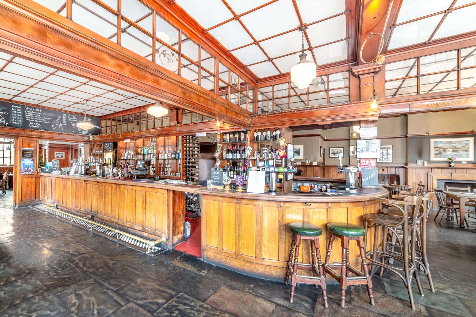 About Us – Rose & Crown